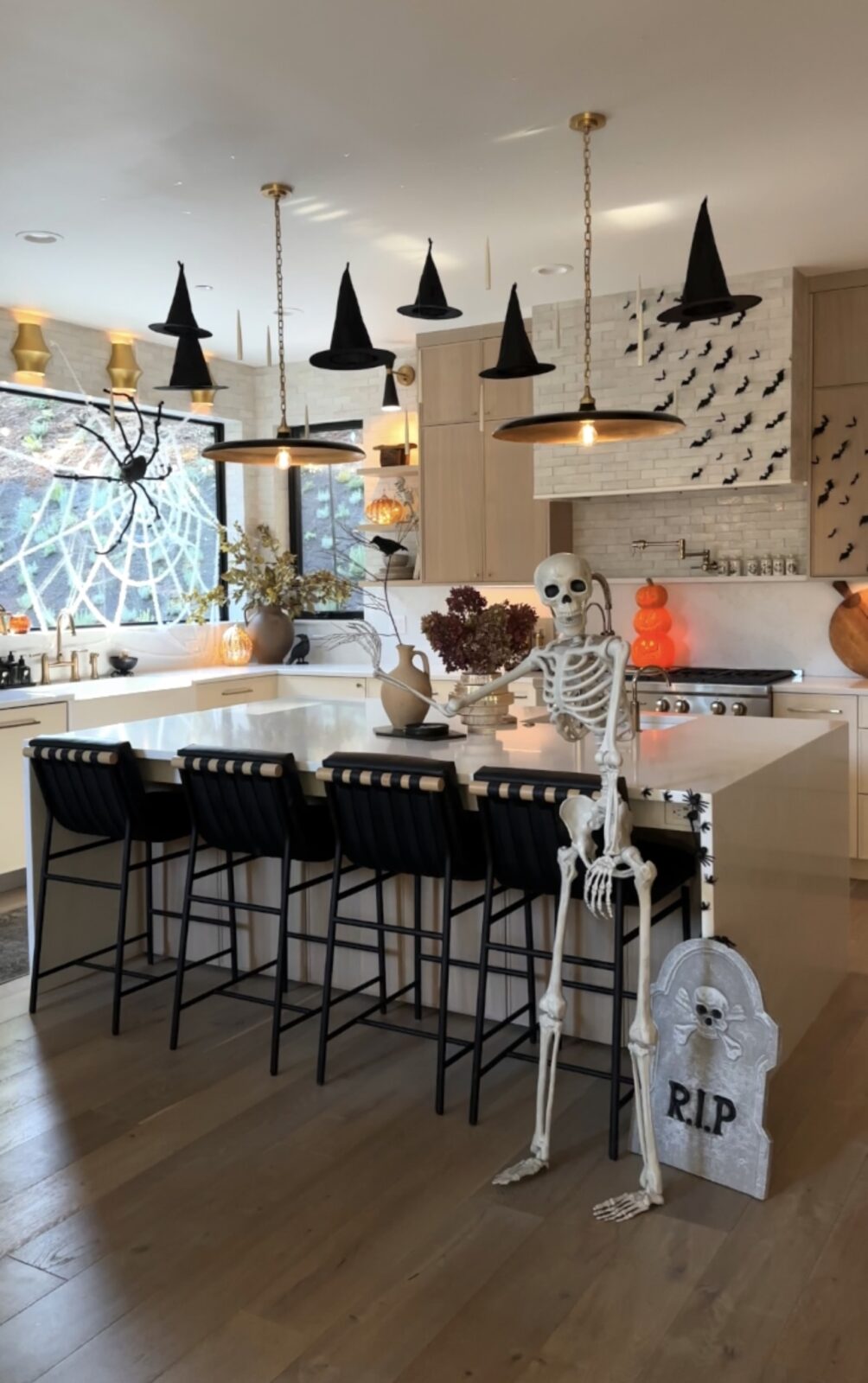 11 Best Items for Halloween Decor Party Ideas + How to Decorate for a ...